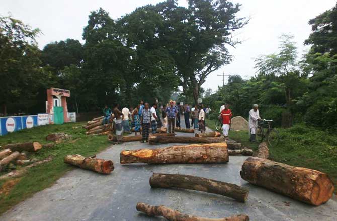 Jamaat blocks Jessore-Benapole highway