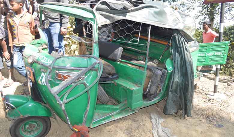 2 killed as auto-rickshaw overturns in Bandarban
