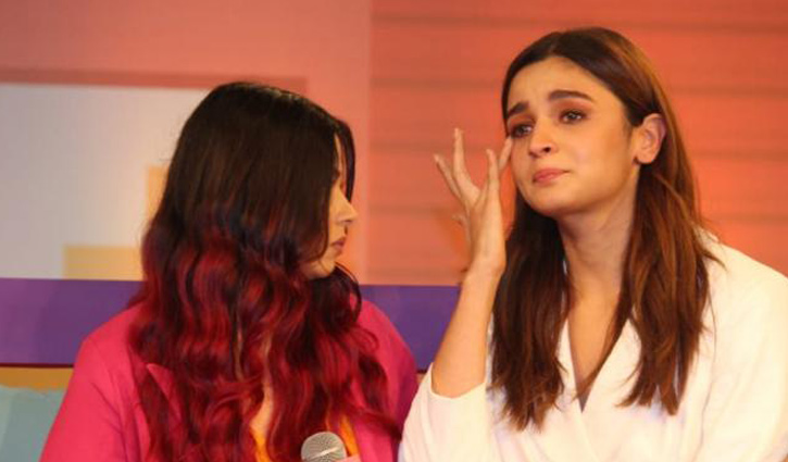 কান্নায় ভেঙে পড়লেন আলিয়া (ভিডিও)