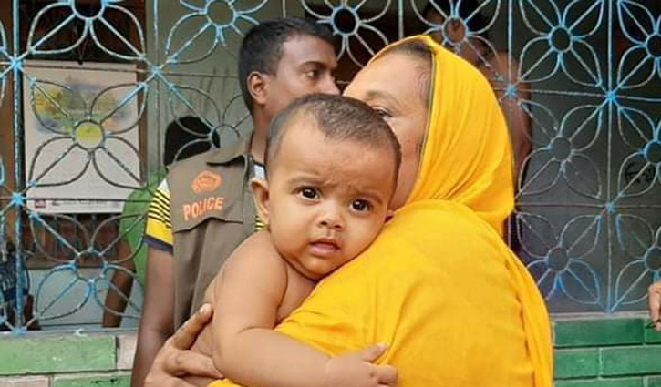 কলারোয়া একই পরিবারের ৪ খুন: শিশুর দায়িত্ব নিলেন জেলা প্রশাসক