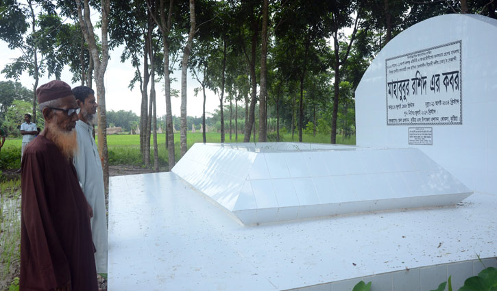 যা বললেন ২১ আগস্টে শহীদ দেহরক্ষী মাহাবুবের বাবা-মা