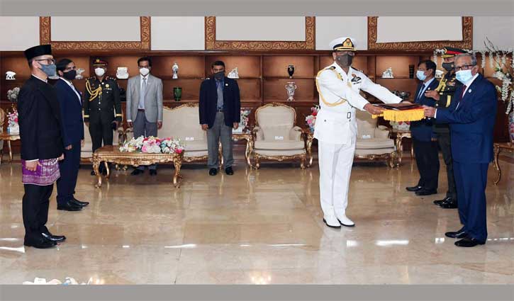 President receives credentials from ambassadors of Indonesia, Qatar