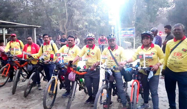 8 Indians arrive in Bangladesh by cycle on Amor Ekushey
