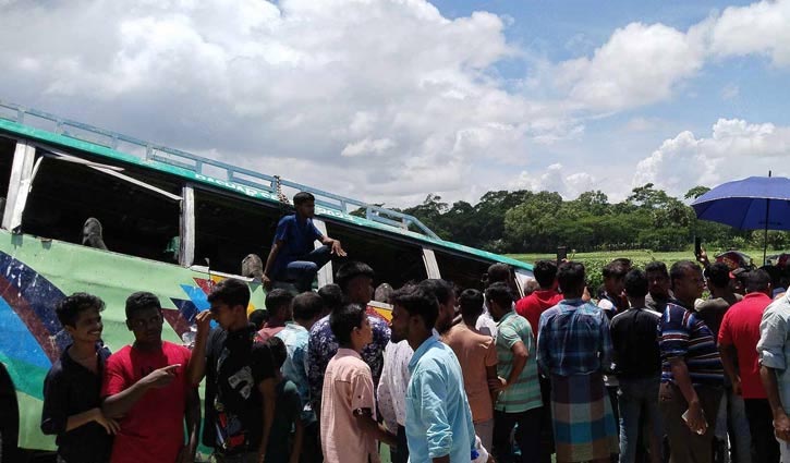 Bus plunges into pond in Jhalakathi, 17 killed