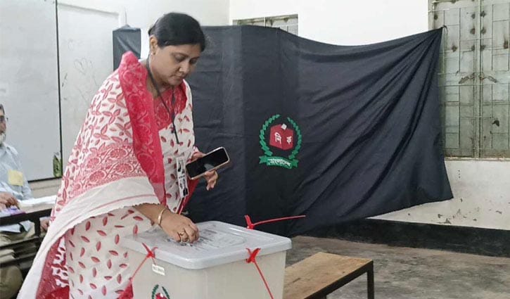 Voting to Dhaka-17 by-polls underway